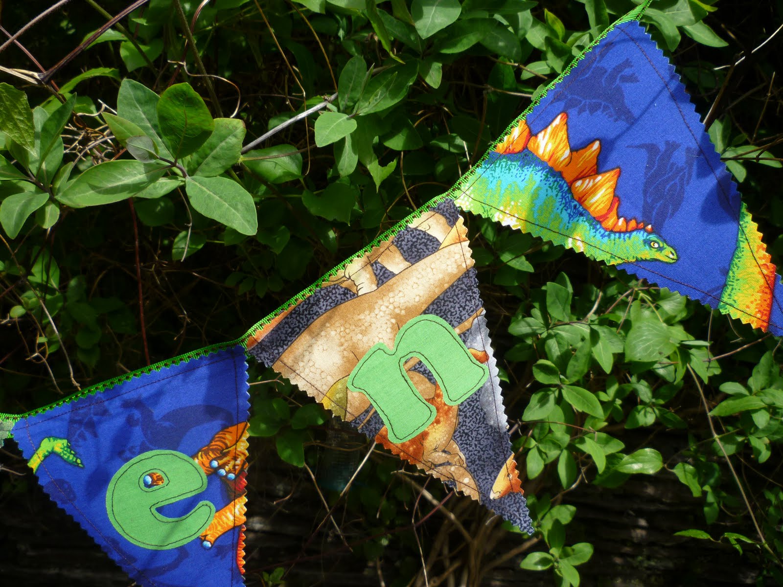 *starking crafty and party*: dinosaur bunting flags