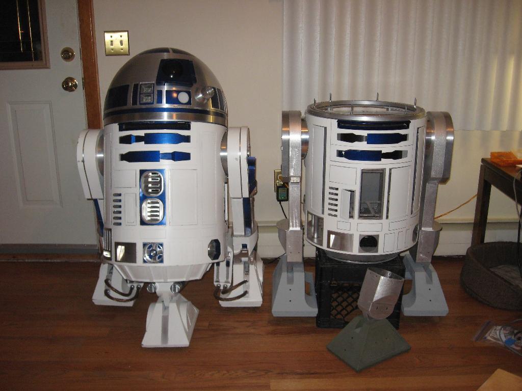 Paul's Second R2-D2 Build: Test fitting the skins, legs...and then ...