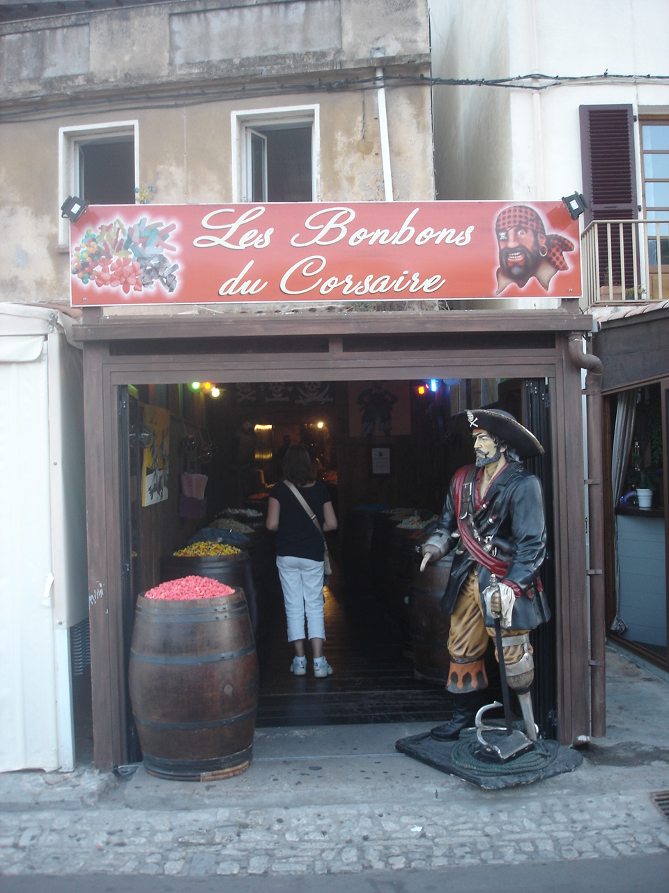 Bichinho das Viagens: Bonifacio - a loja de gomas mais gira que já vi!