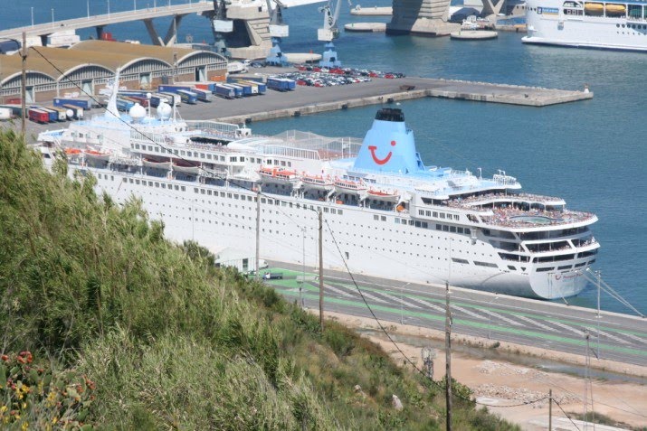 cruise ships fotos: Thomson Dream - Barcelona 21JUN10