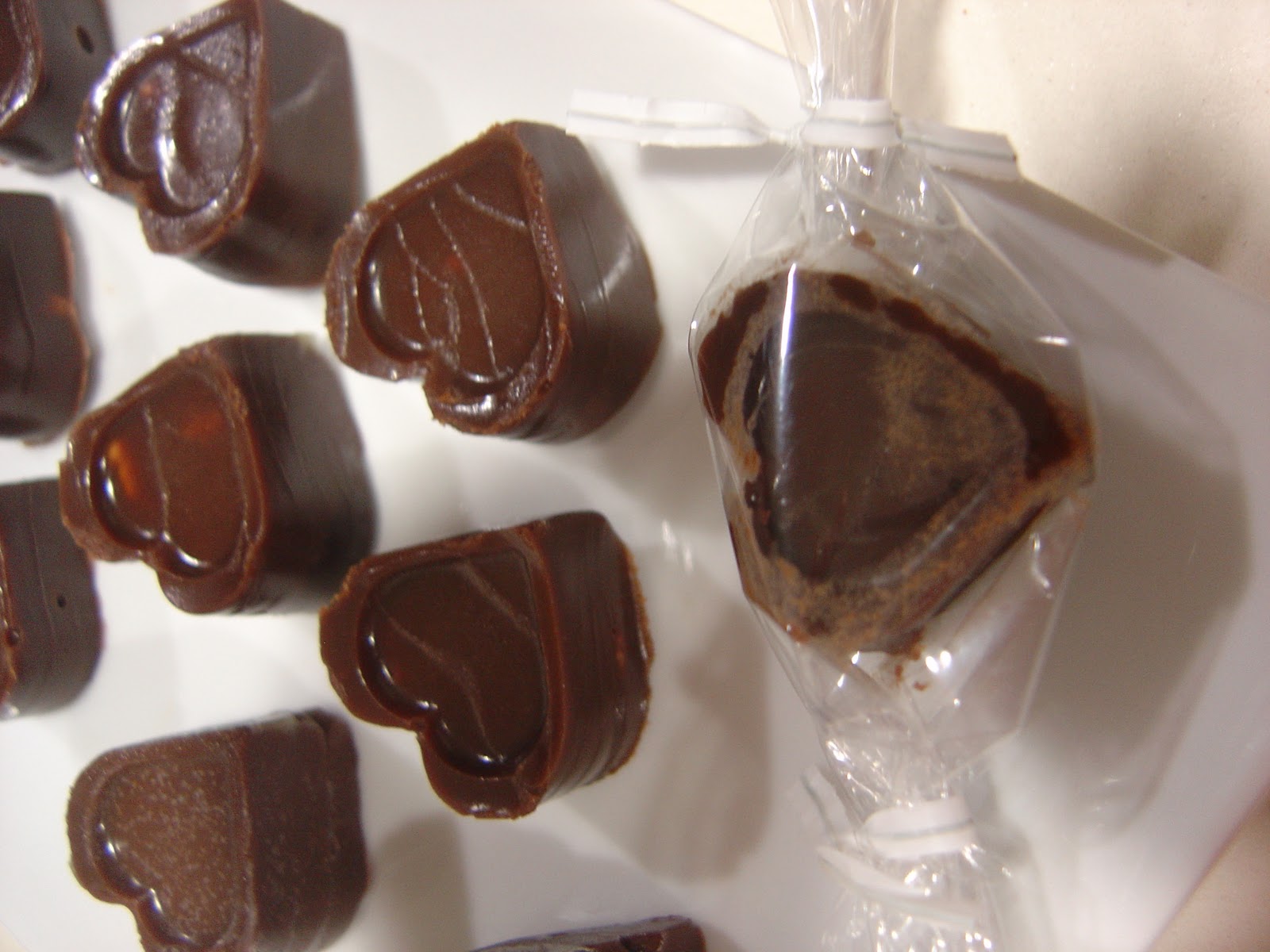 Caderno ilustrado de receitas: Bombons de chocolate, rum e nozes