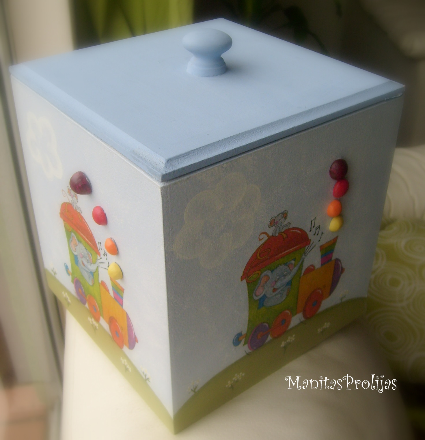 MANITAS PROLIJAS: 16. Tren en caja de madera