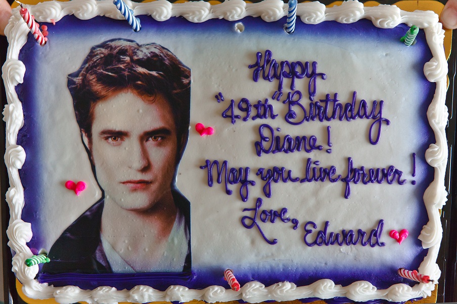They Call Me the Oracle!: Birthday cake from Edward Cullen!