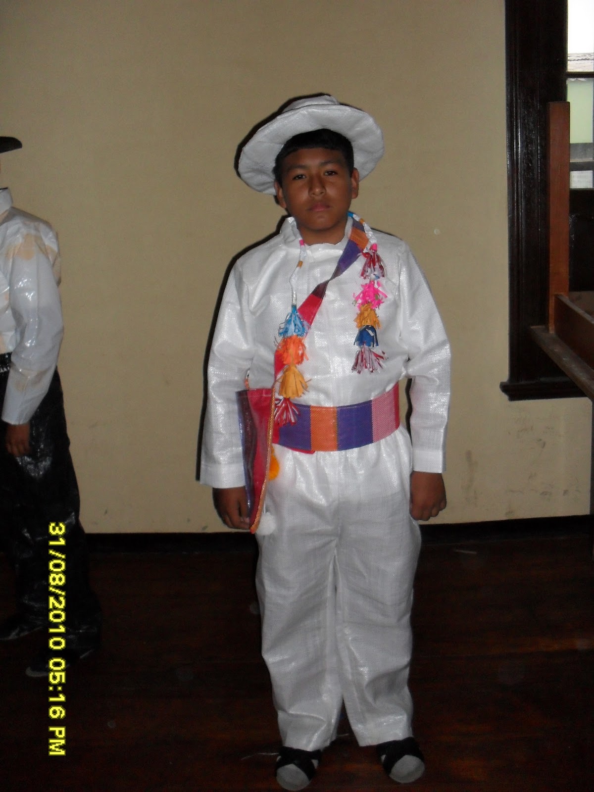 TEATRO: CONCURSO DE TRAJES EN MATERIAL RECICLABLE