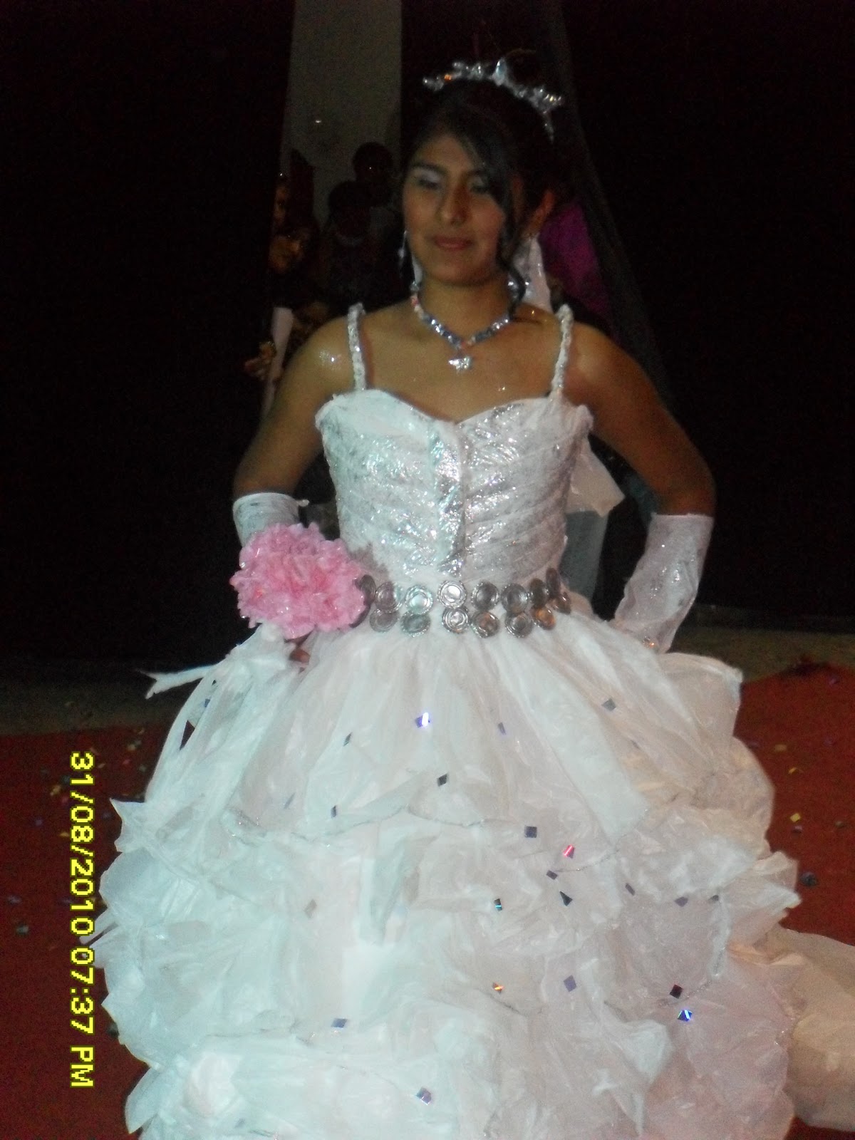 TEATRO: CONCURSO DE TRAJES EN MATERIAL RECICLABLE