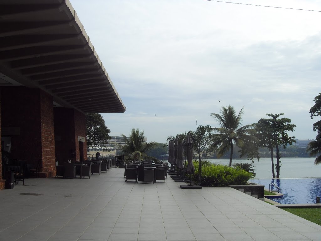 Cinnamon Lakeside Hotel