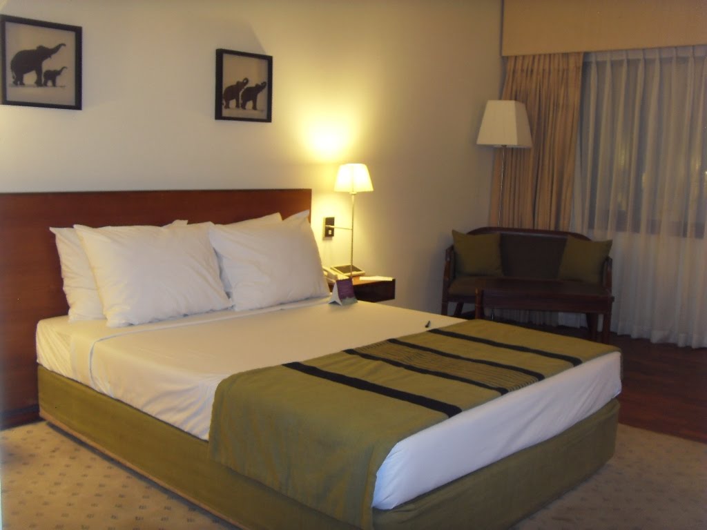 Cinnamon Lakeside Hotel