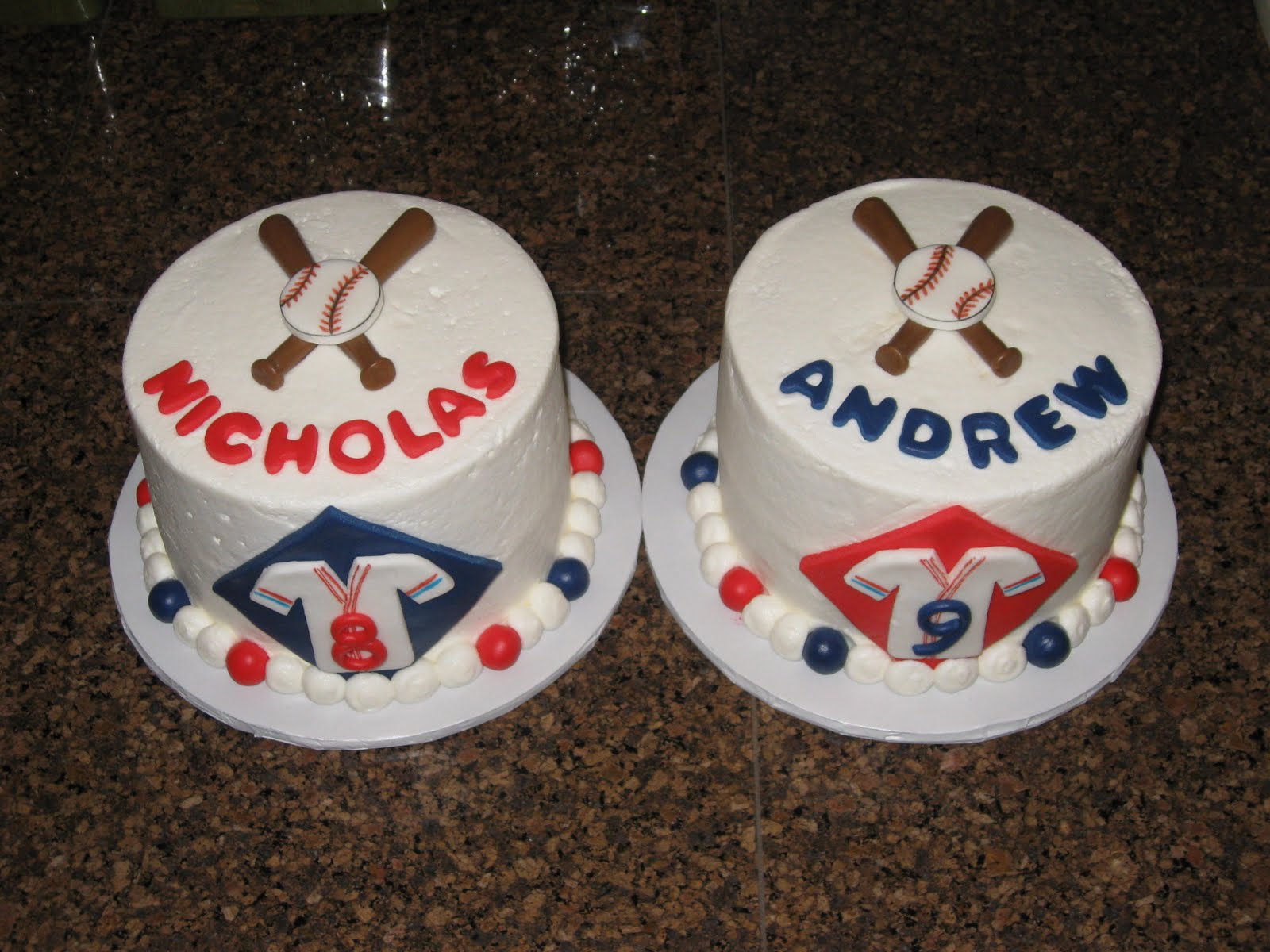 Shannon's Creative Cakes: I love these baseball cakes!!