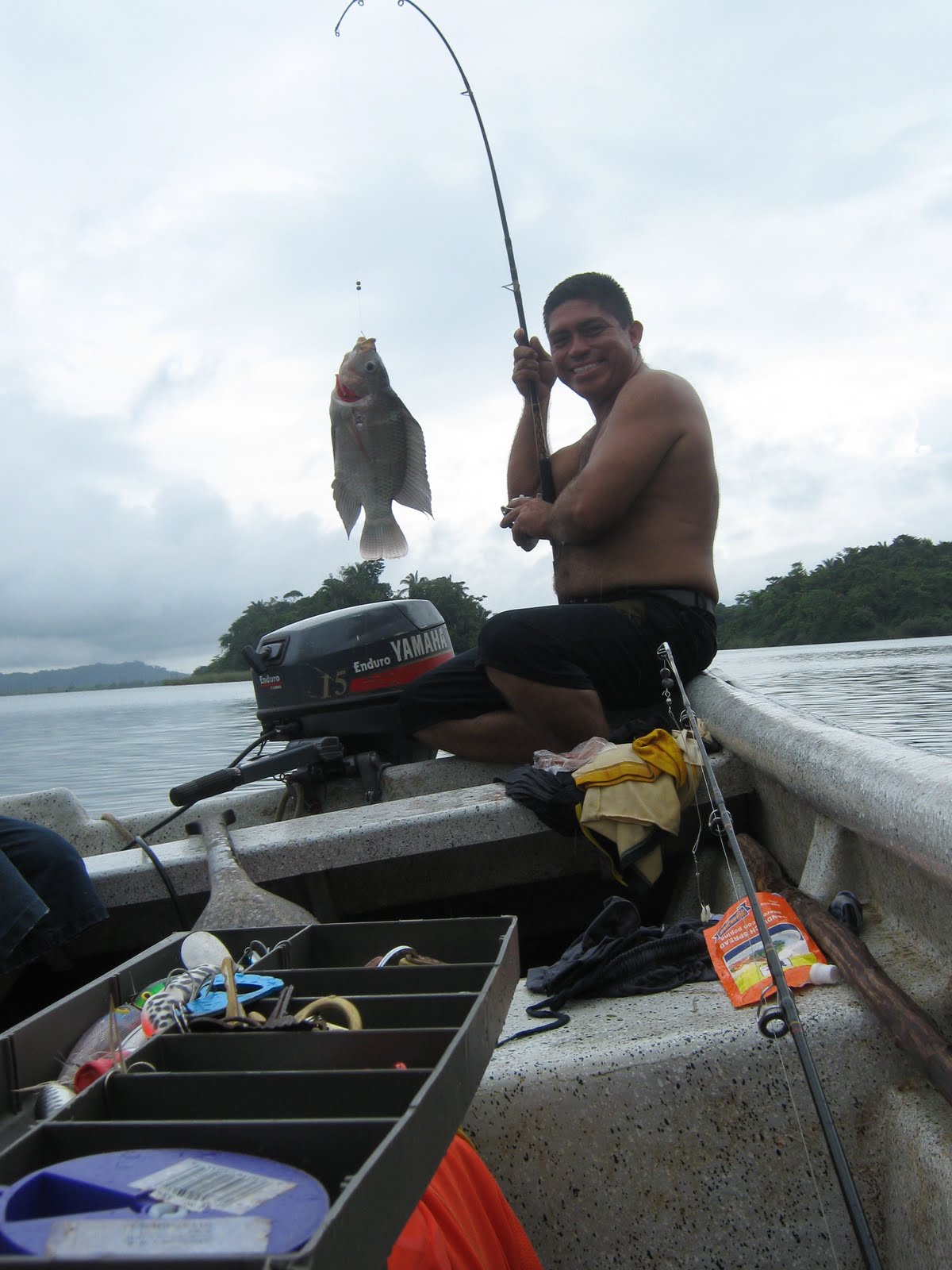 PANAMA FISHING IN THE LAKE GATUN: PESCA EN COLON 2010 III