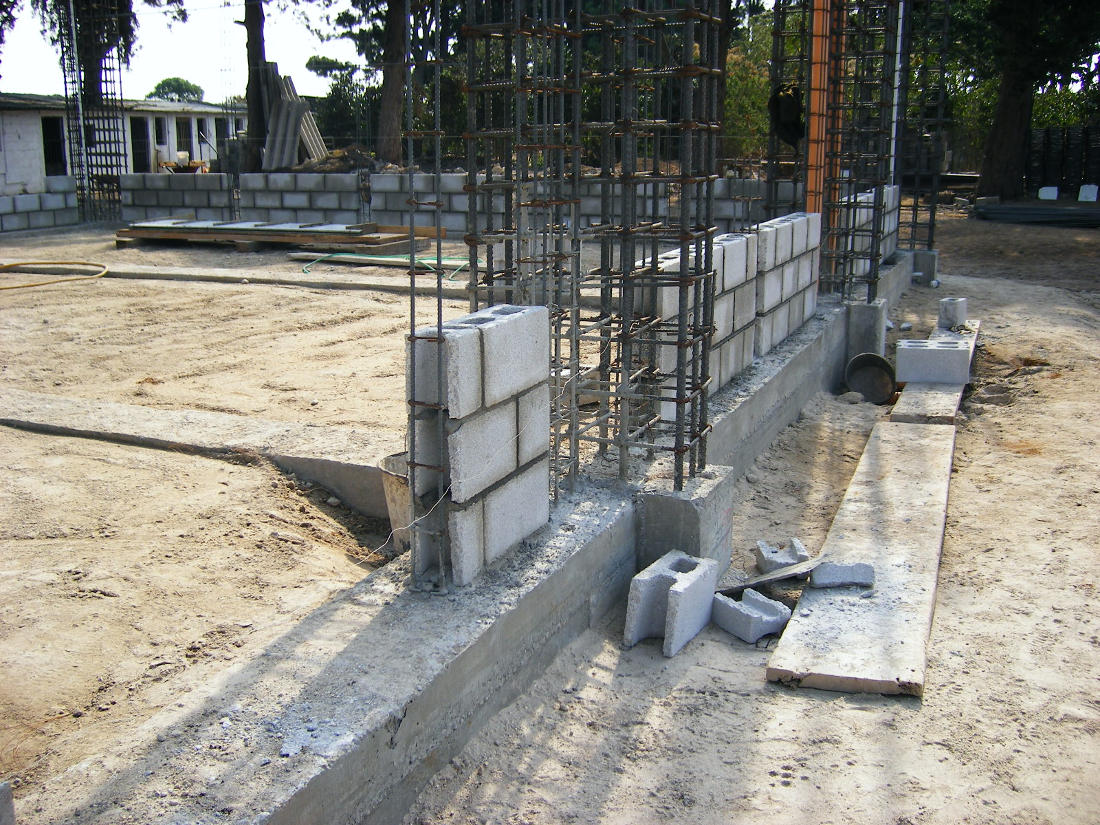 Arquitectura en Guatemala: Levantado de Muros y Preparacion de Vigas de ...