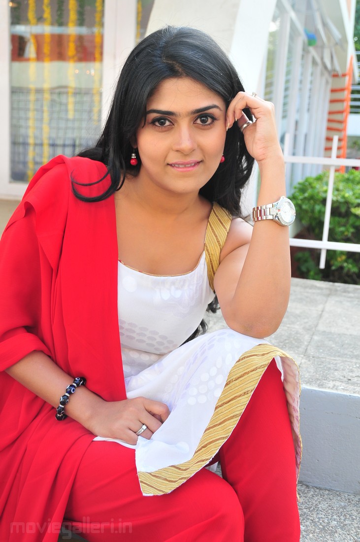 test: Actress Manjulika Latest Stills, Actress Manjulika Cute Photo Gallery