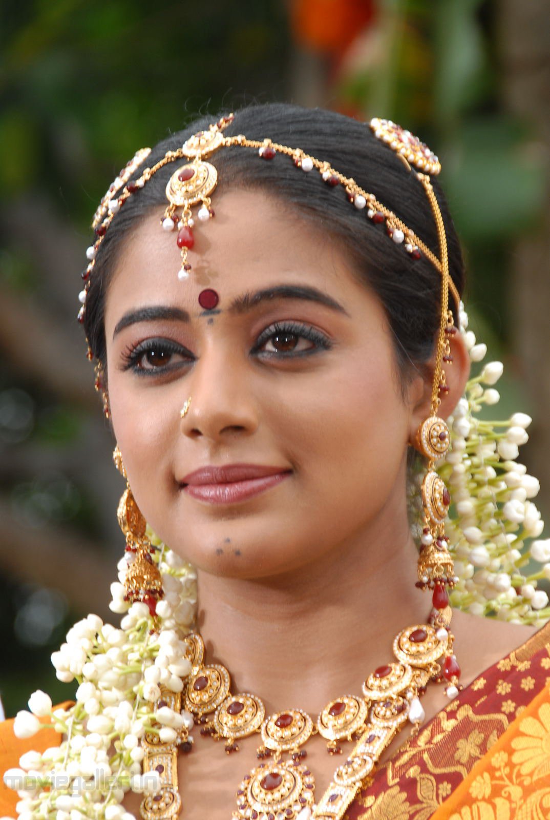 test: Priyamani in Traditional Saree Stills, Priyamani in Saree Photo ...