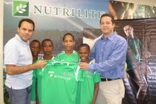 AMWAY DOMINICANA ENTREGA UNIFORMES - Balompié Dominicano