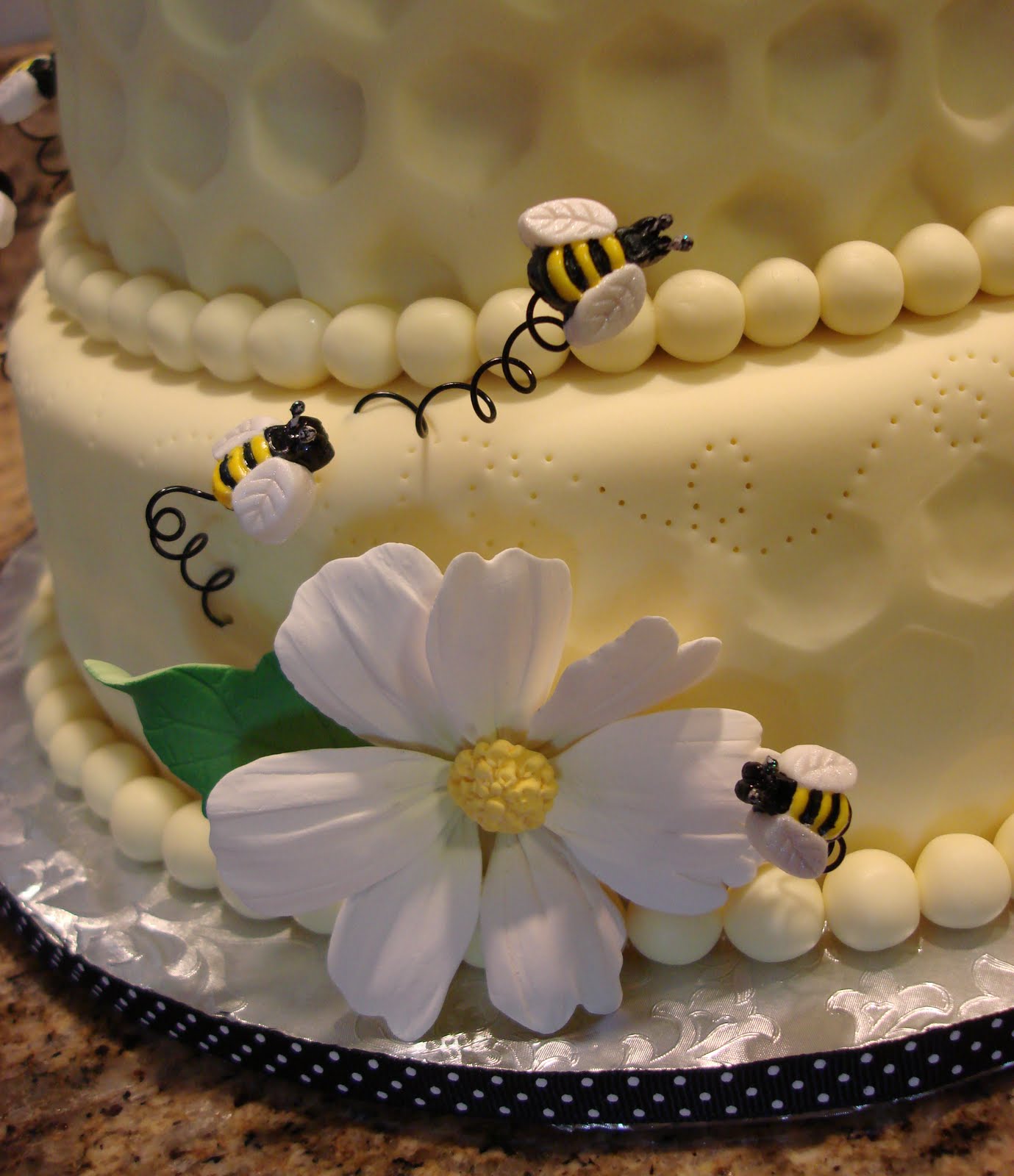 Debby's Cakes: Another Bee Cake!