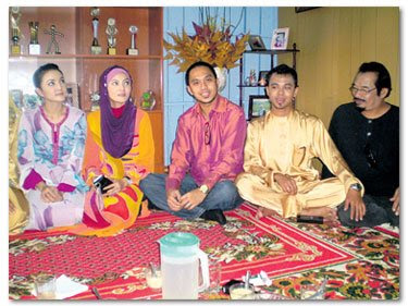 PutraPg76: GAMBAR PERTUNANGAN ALONG RAJA LAWAK & ZILA AF4