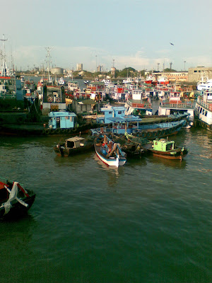 Mumbai Mania!!: FerryWharf, Dockyard, Mazagaon Docks, Mumbai!!(Pics)