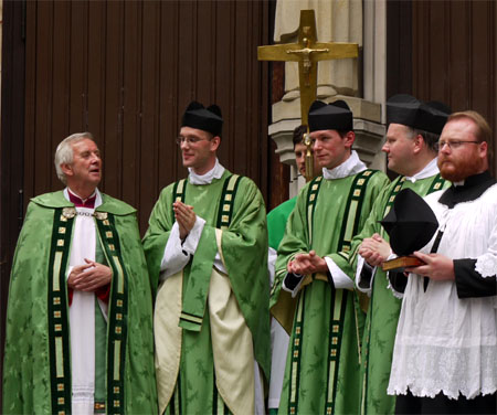 Traditional Vocations blog: First Mass of New FSSP Priests