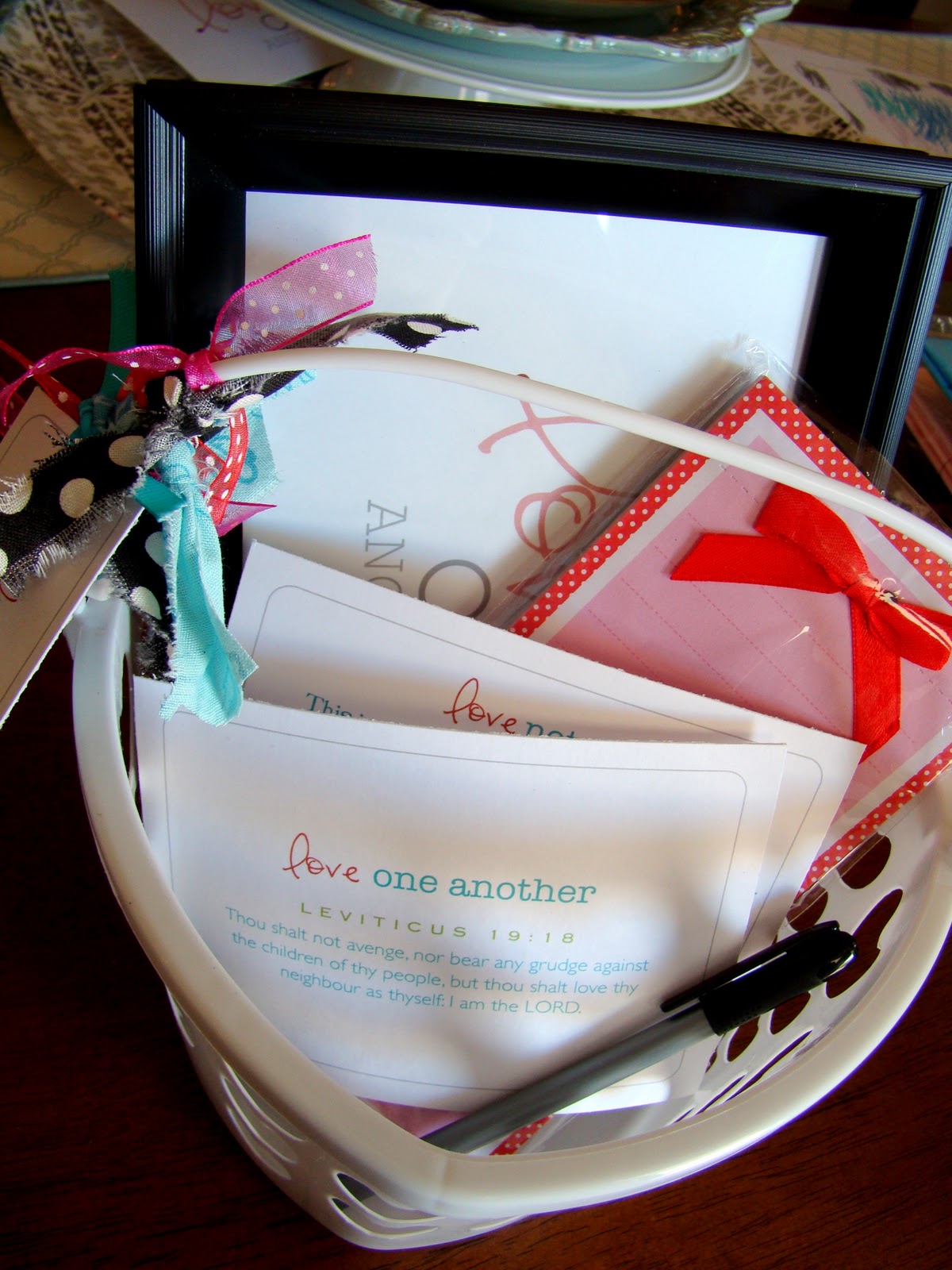 tHe fiCkLe piCkLe: Love Note Baskets {Activity Days}