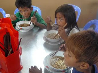 KI Media: Food kitchen for poor children in Phnom Penh