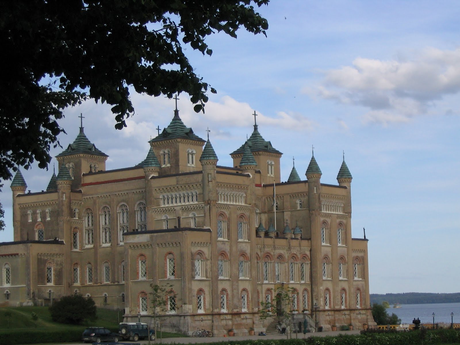 Vitt hus med svarta knutar: Vårt härliga sommarsverige!