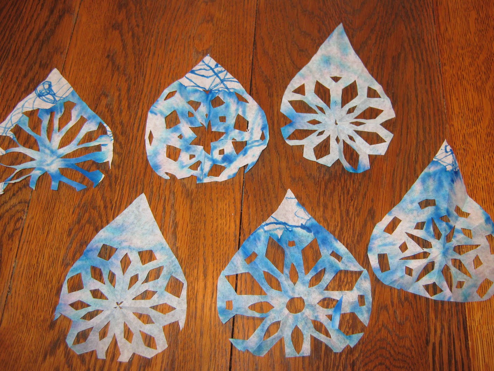 Almost Unschoolers: Freezing Rain Snowflake Craft
