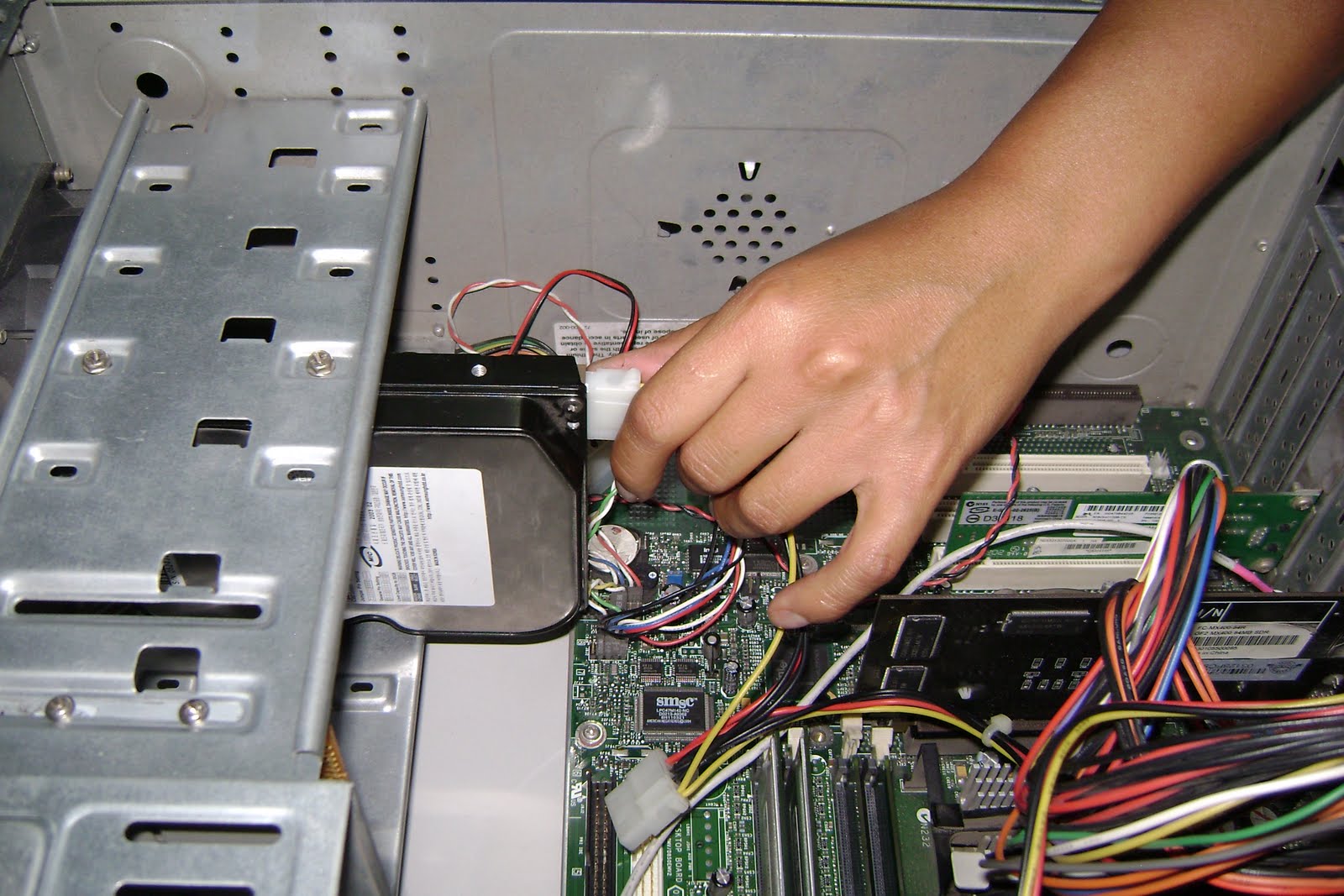 ARMADO Y DESARMADO DE UNA PC: DESARMADO y ARMADO DE UNA COMPUTADORA (PC)