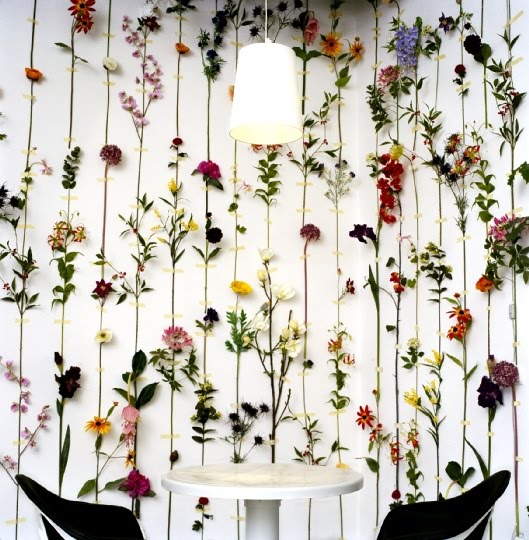 The French Corner: Un mur+des fleurs=une idée déco fleurie