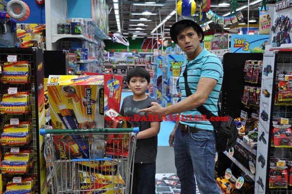 Mariel Rodriguez with Robin Padilla and his daughter and son in Hong Kong!