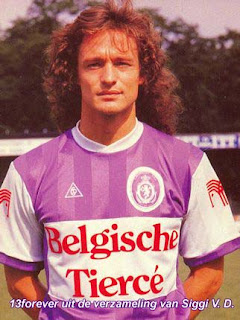 (Blanker, com um visual diferente, com a camisola do KFC Germinal ...