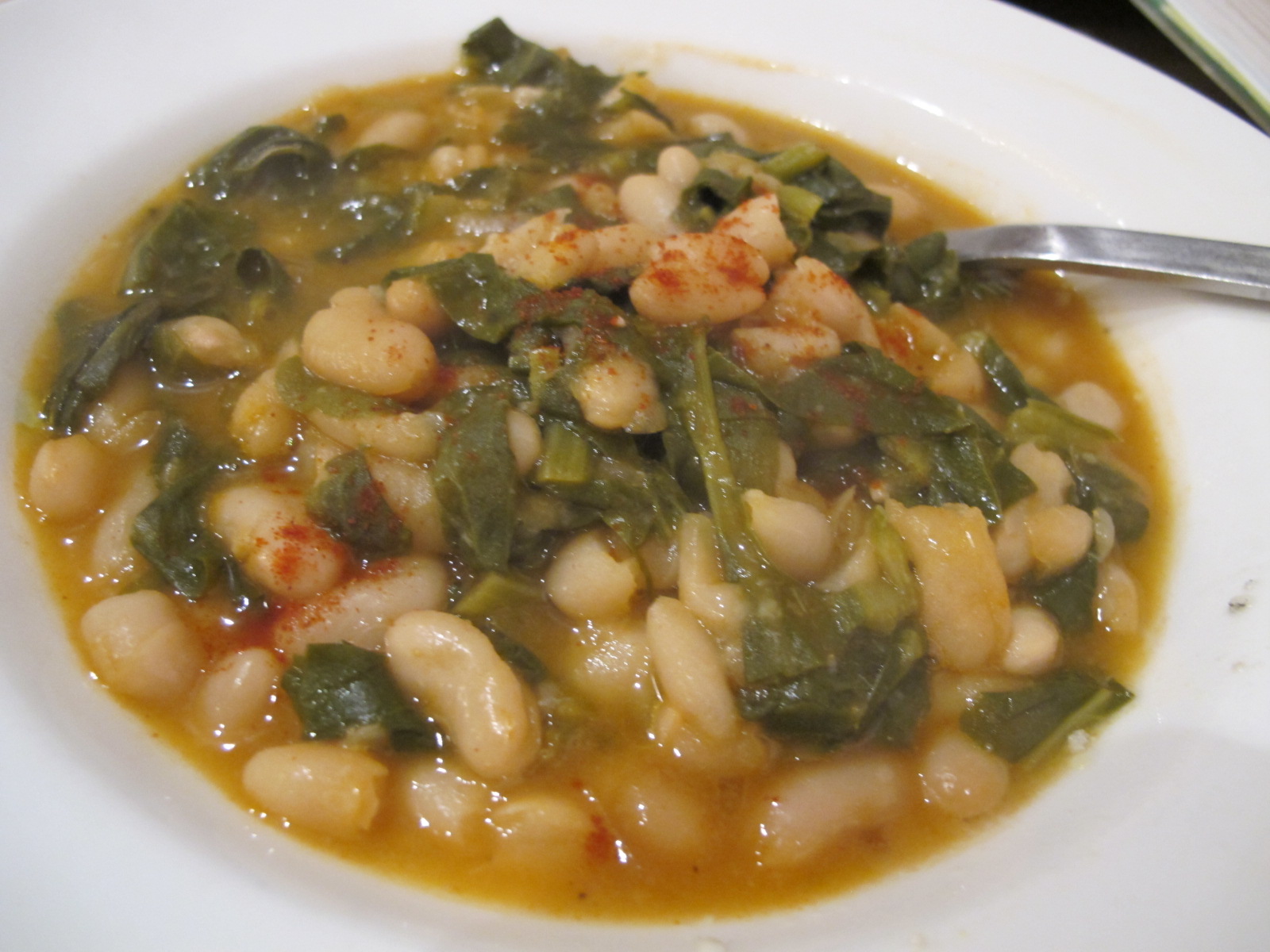 GUOD: Spaanse witte bonensoep met snijbiet en pimenton