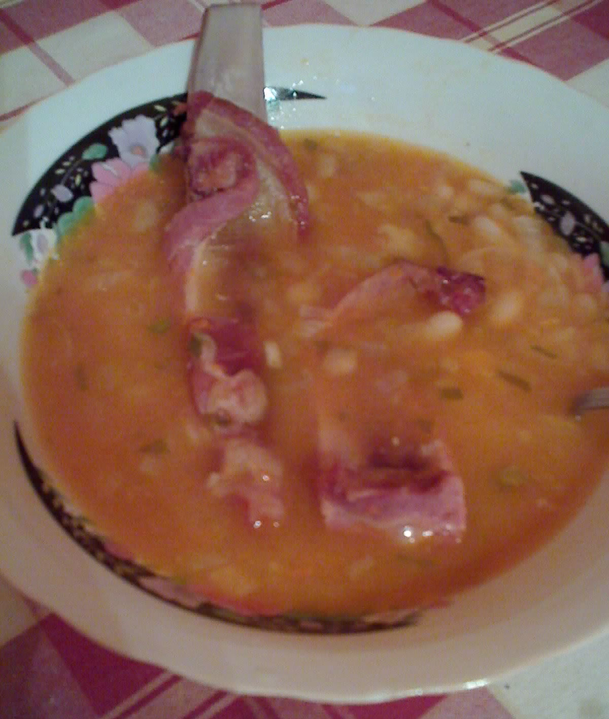 Retete simple,sanatoase si gustoase: Ciorba de fasole cu coaste afumate