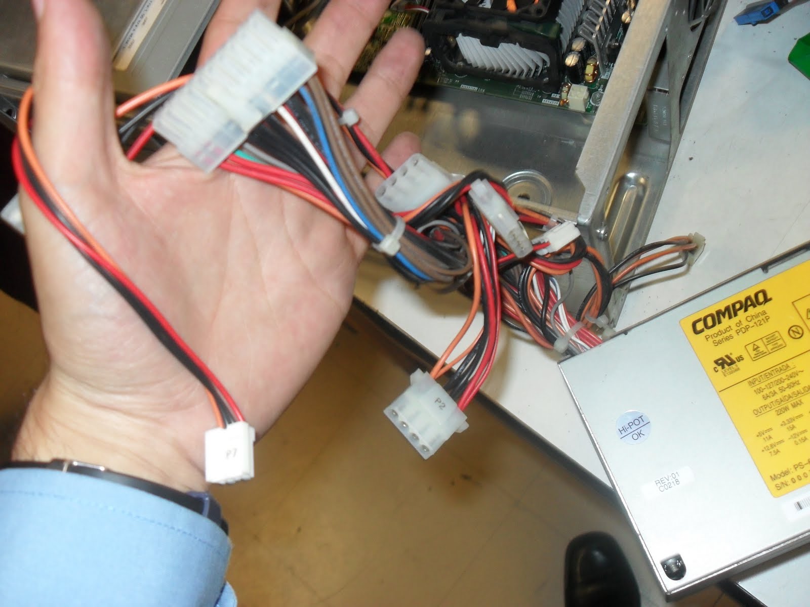 MANTENIMIENTO: ensamblamiento y desensamblamiento de un computador