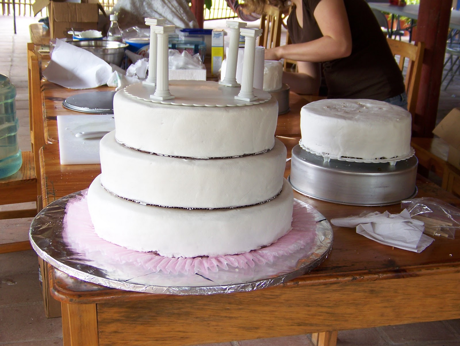 Life at the Llewellyns': Day #4 in Honduras -- the cake decorating!