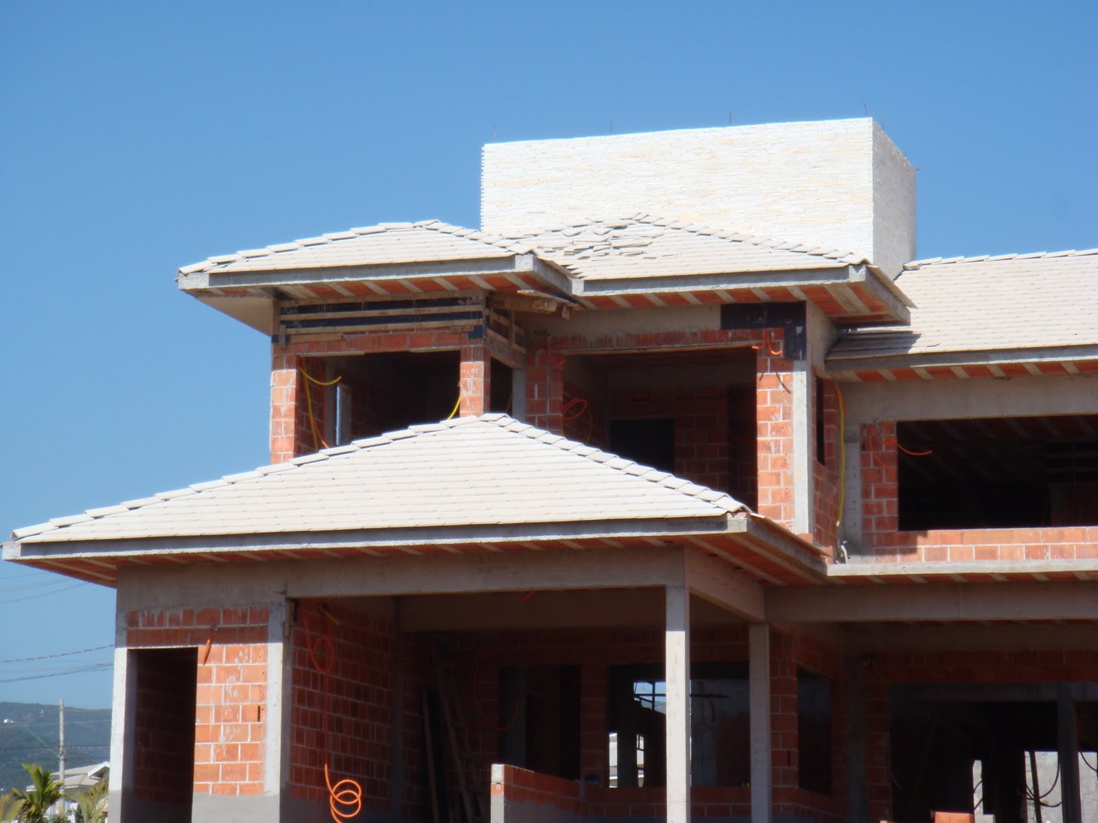 RESERVA DA SERRA: 40 - Instalação do Telhado e Início do Reboco. Obs ...