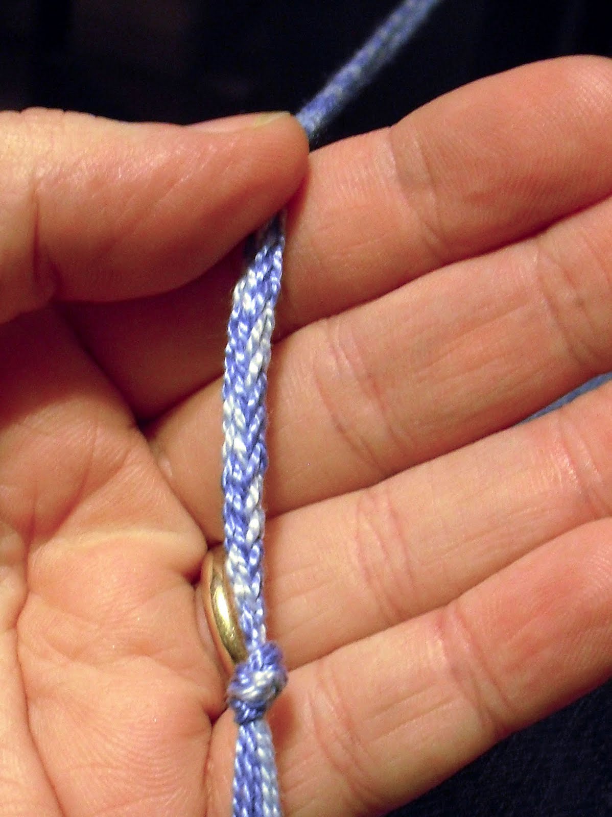 Tangible Daydreams: Tutorial: Basic finger loop braiding