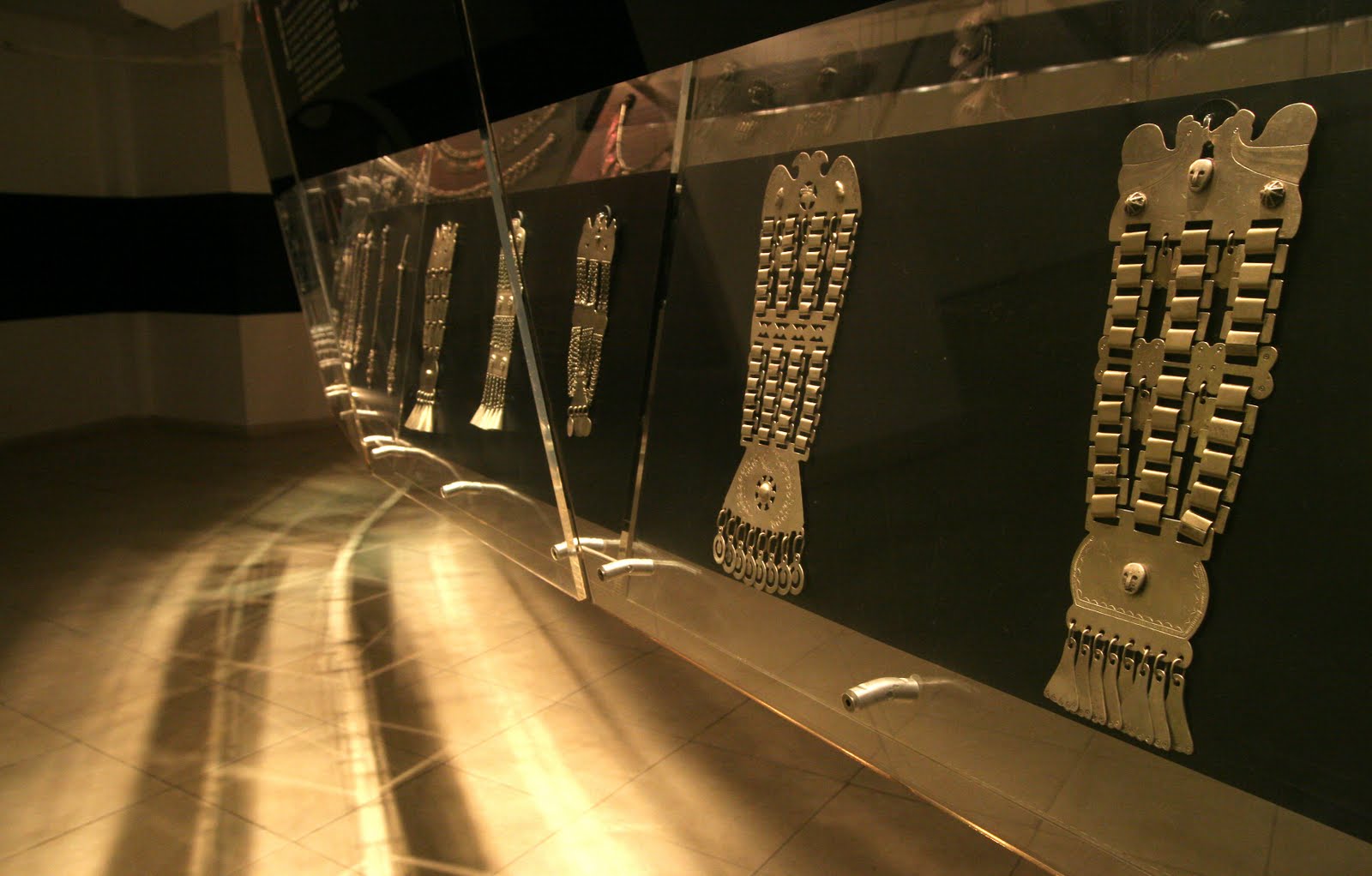 BOOK GENERA DISEÑO: EXPOSICION JOYAS MAPUCHE DE CHILE