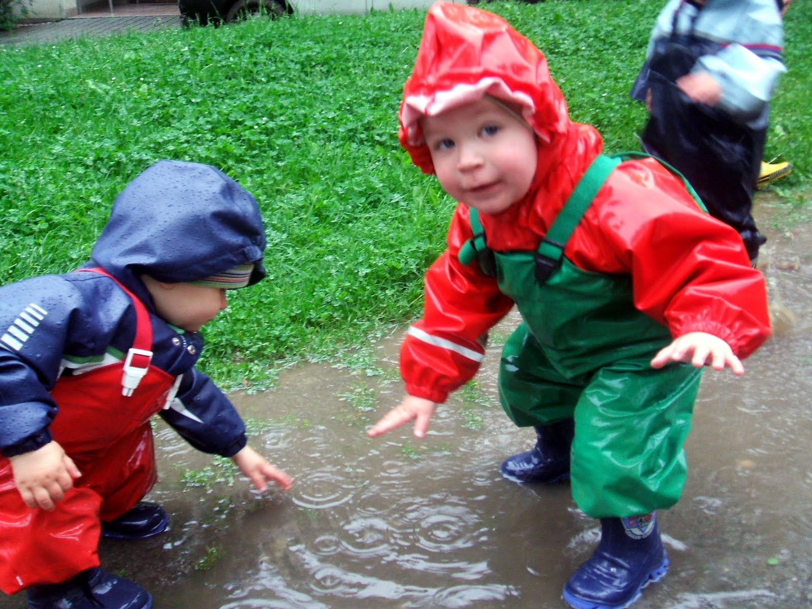 Tagesmutter Claudi: Pfützen-Spaß Regen-Kinder