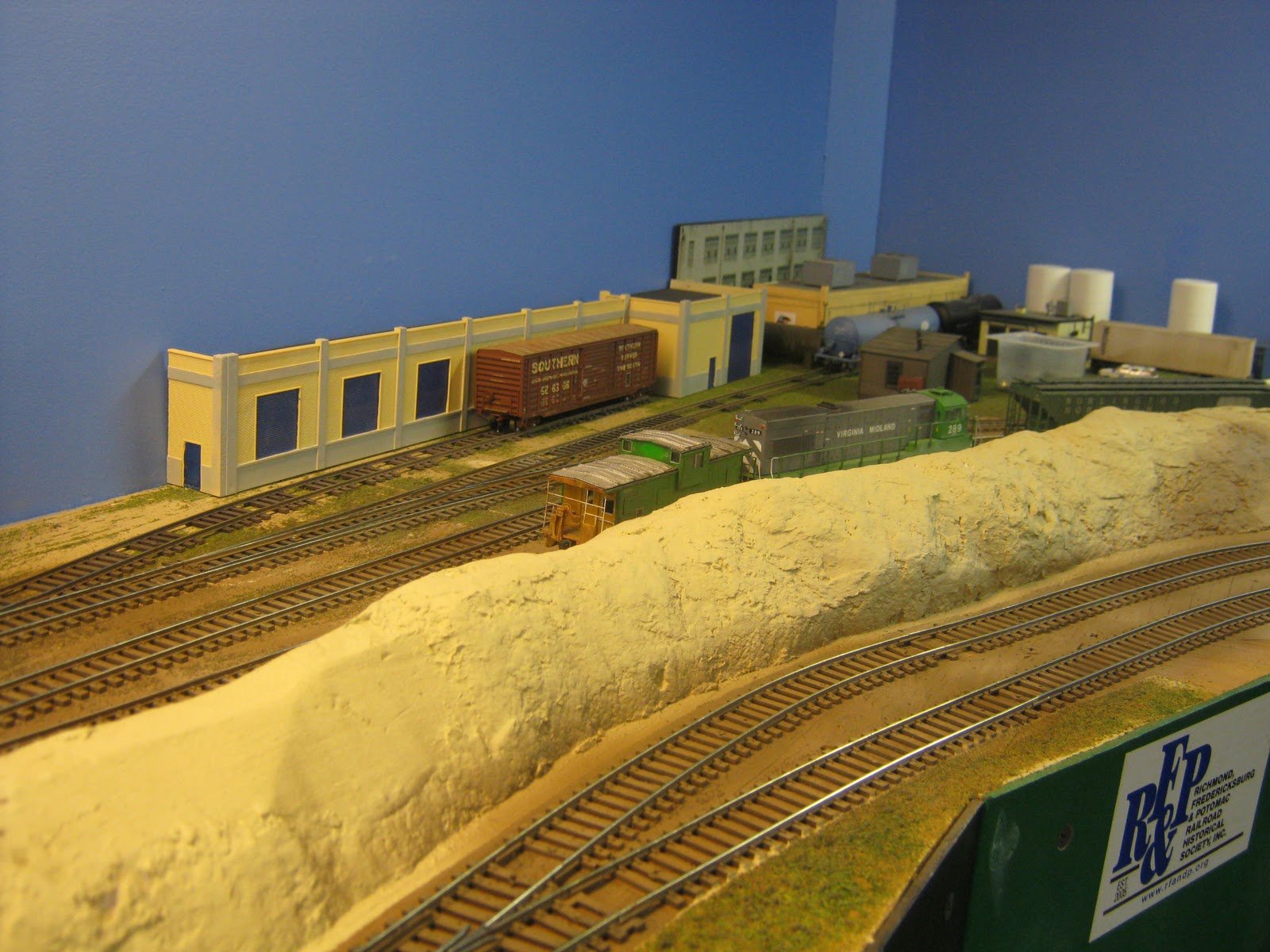 The Virginia Midland HO Railroad Blog: Scenic ridge complete!