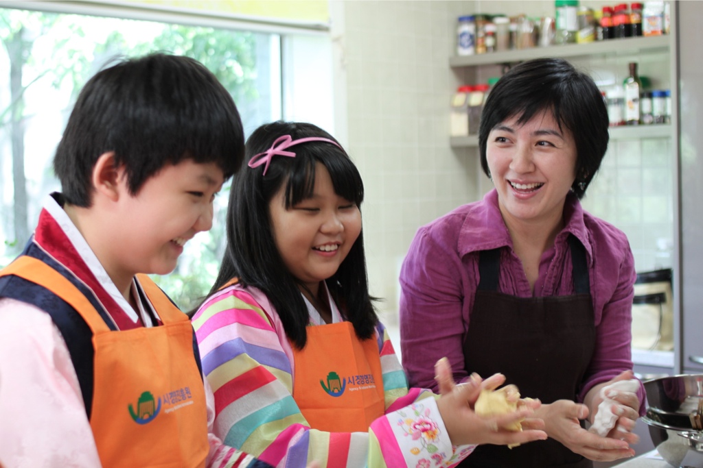 Crescent Moon Rice Cake Cooking Class for Filipino Families