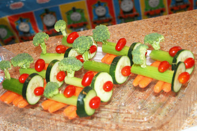 Feeding-a-bunch-a-Munchkins: Cute Veggie Choo-Choo Train