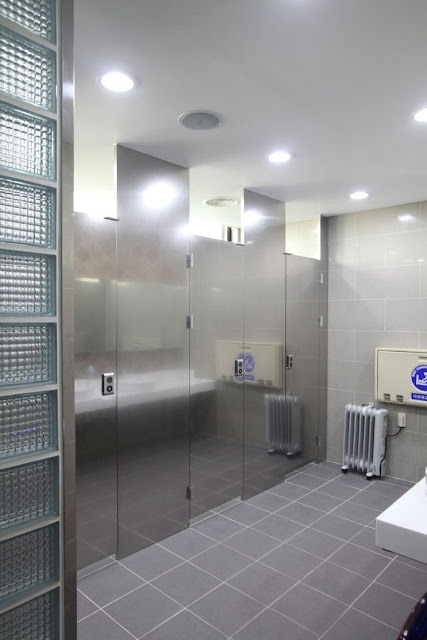 Restroom Revolution: Stainless steel design in the subway station