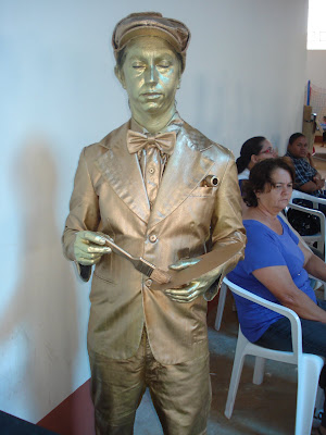 Eu Faço Cultura: Artista realiza performance de “estátua viva”