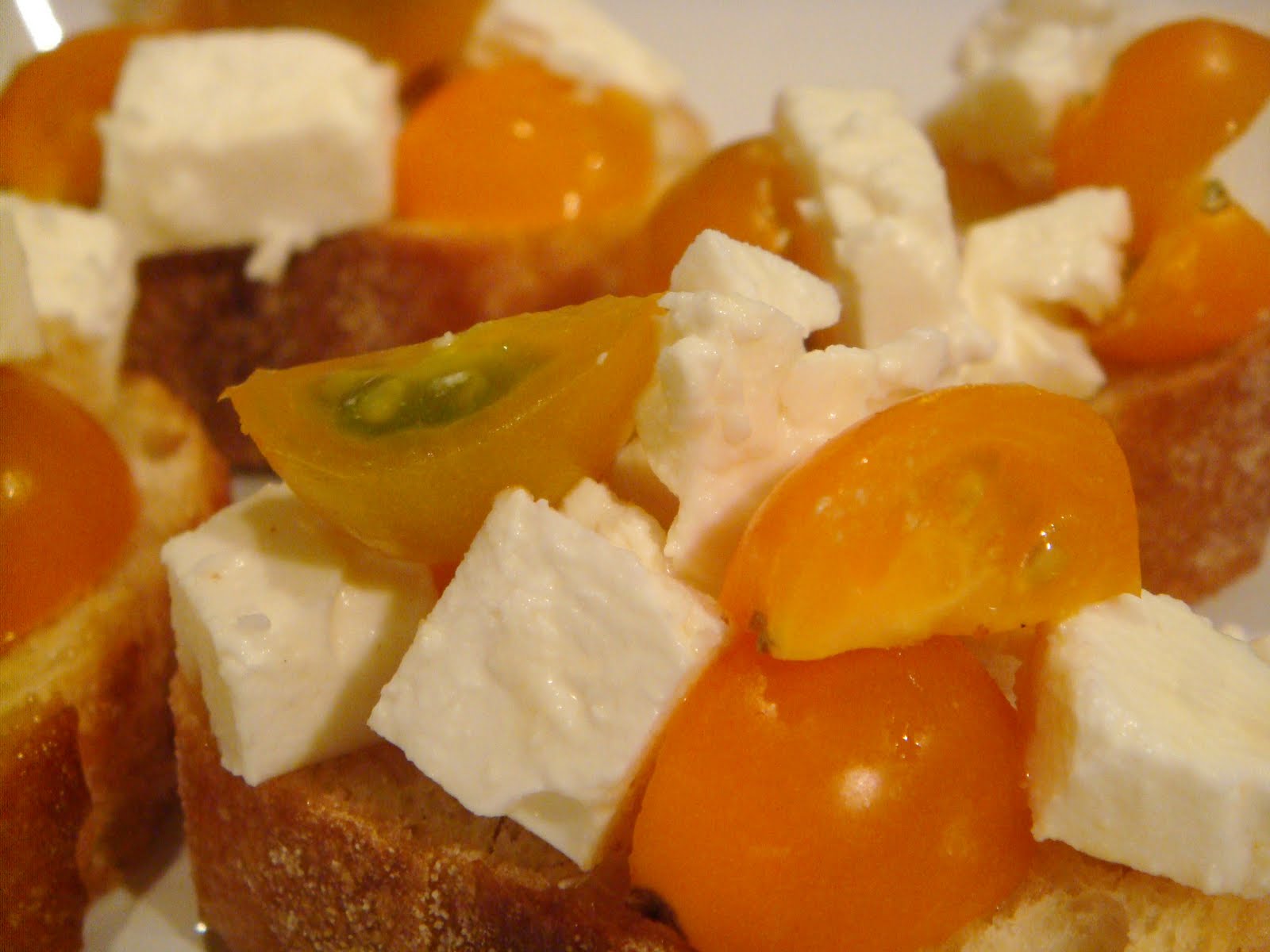 Delicious Dishings: Quick Heirloom Tomato Snacks