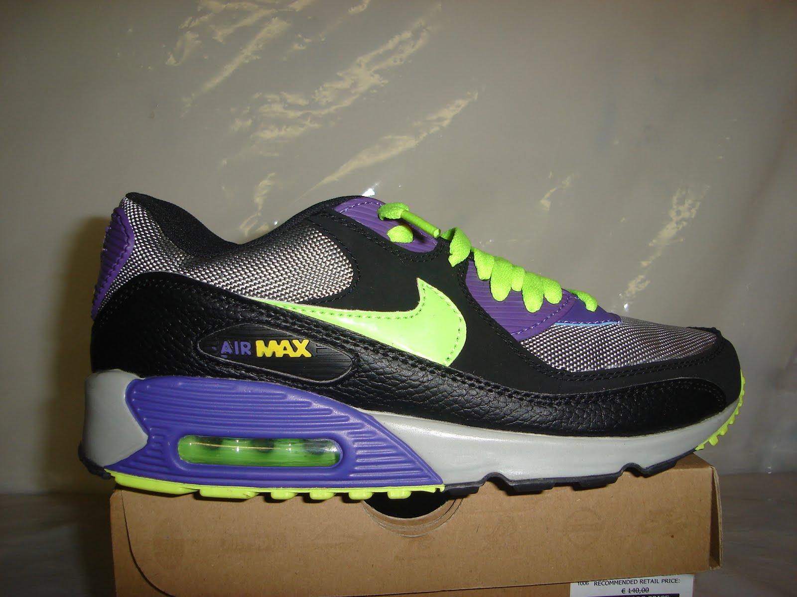 Destockage d'habit de marque à Liège: Basket air max 55€