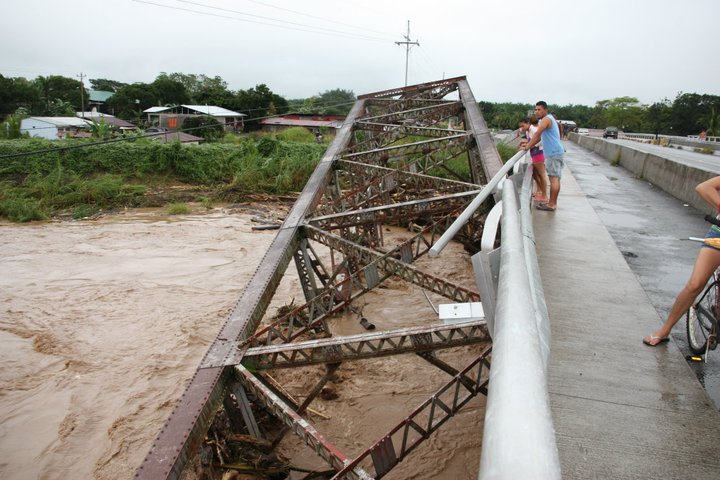 "YO-YO" in Paradise... Costa Rica: The Old Bridge in Parrita to Quepos