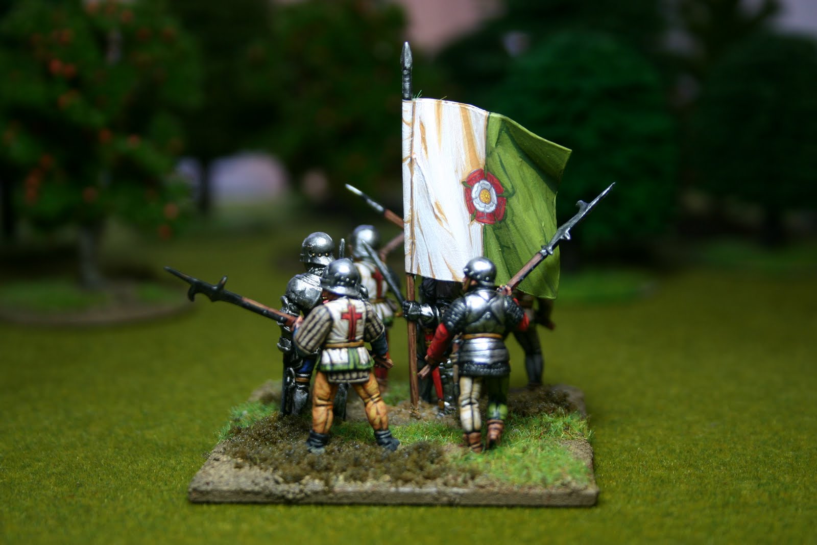 Army Royal: Tudor billmen with livery banner