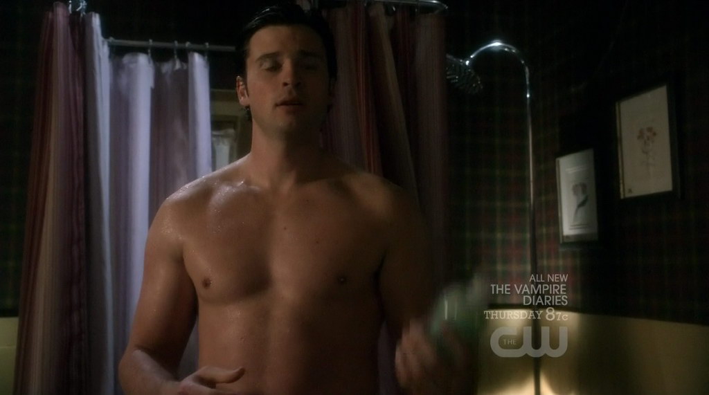 Tom Welling on Smallville s9e15 - Shirtless Men at groopii