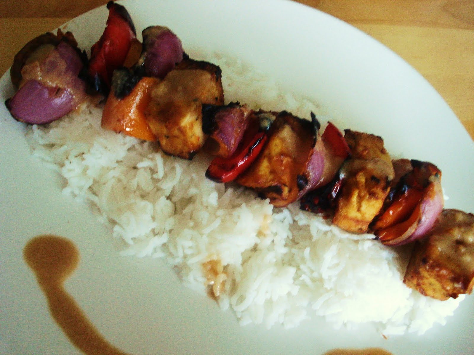 Presque végé: Brochettes de tofu, sauce aux arachides
