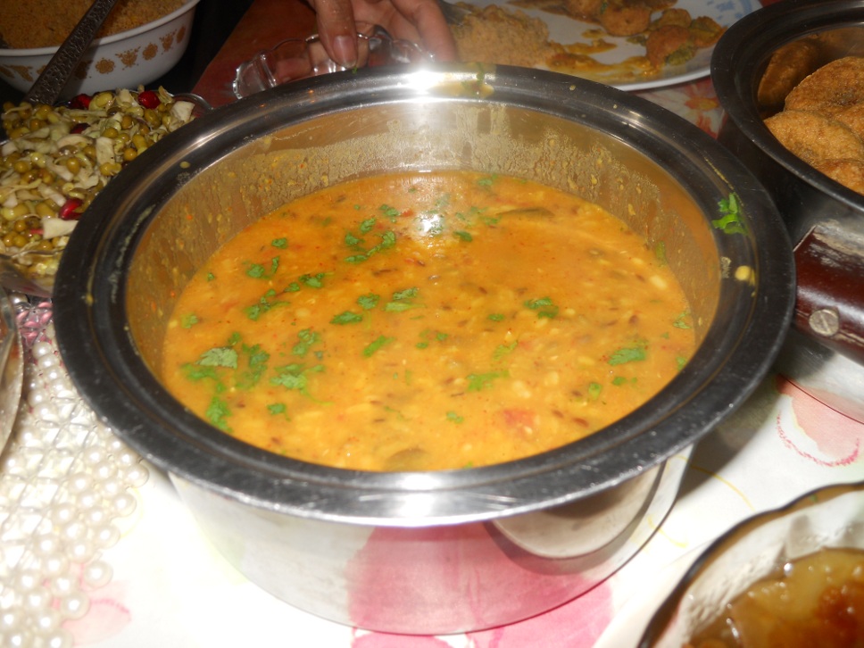 FoOd GeEK: How to eat Daal Baati Churma