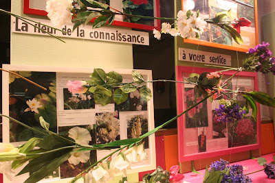 Béatrice De: LA FLEUR DE LA CONNAISSANCE. SYMBOLES DES FLEURS. VITRINE ...